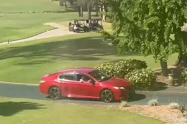 WATCH | Rideshare driver drives across golf course