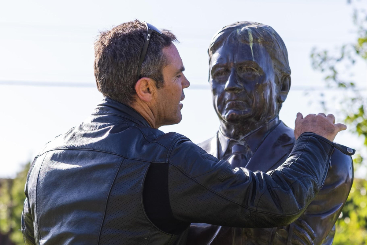 Brad Fittler meets the legendary Ray Warren statue during Hogs tour