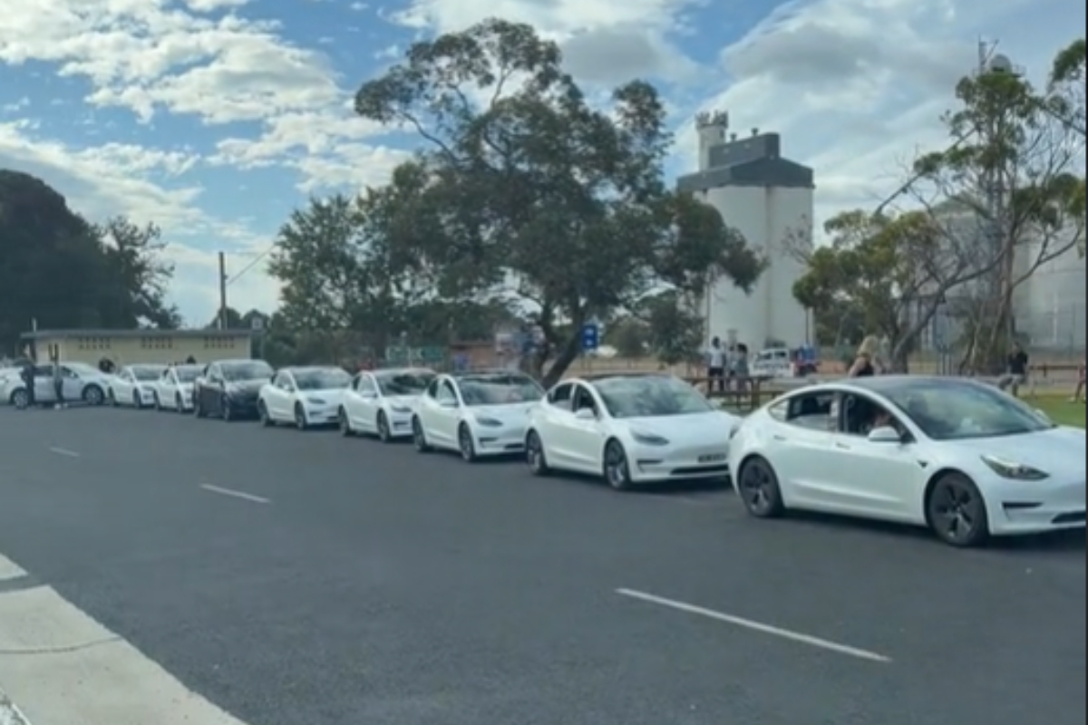 ‘Stuck for hours’ - Witness describes gridlock at EV charger